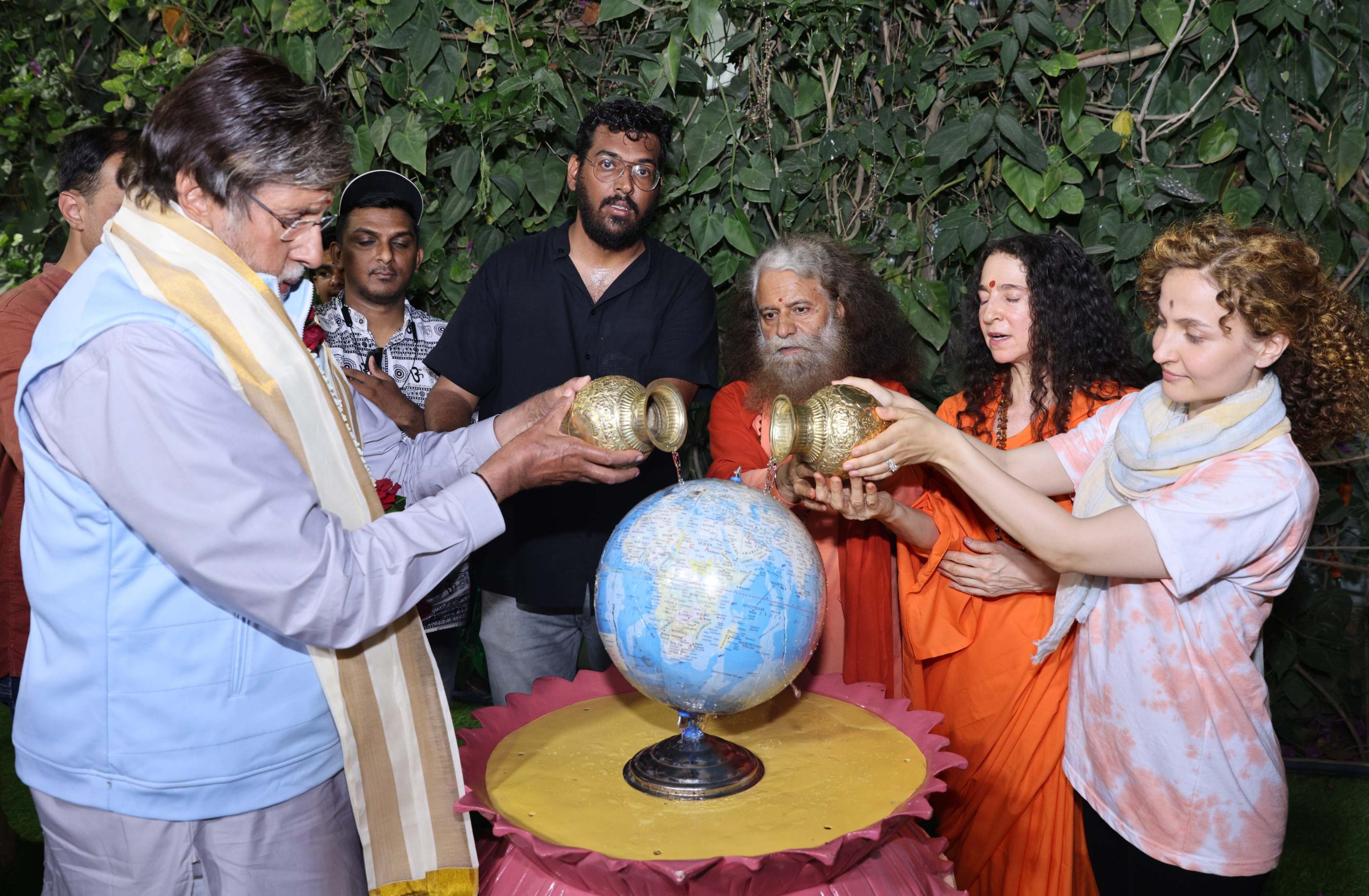 Welcoming Legendary Actor Amitabh Bhachchanji Home to Parmarth Niketan ...